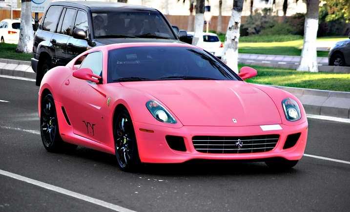 Supercar a Dubai: Ferrari e Porsche color rosa - Motori.it