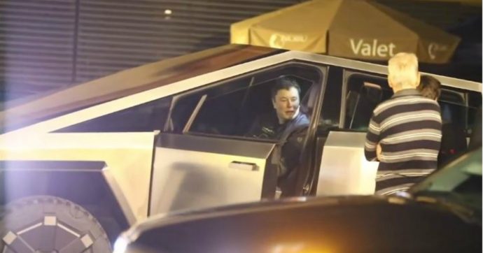 Tesla Cybertruck: Elon Musk fa un giro a Los Angeles - Motori.it