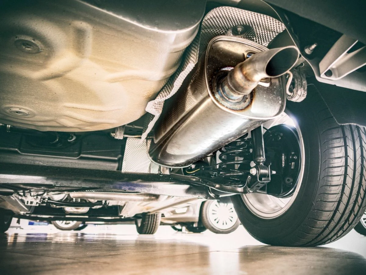 Acqua dalla marmitta dell'auto: cause e come eliminarla - Motori.it