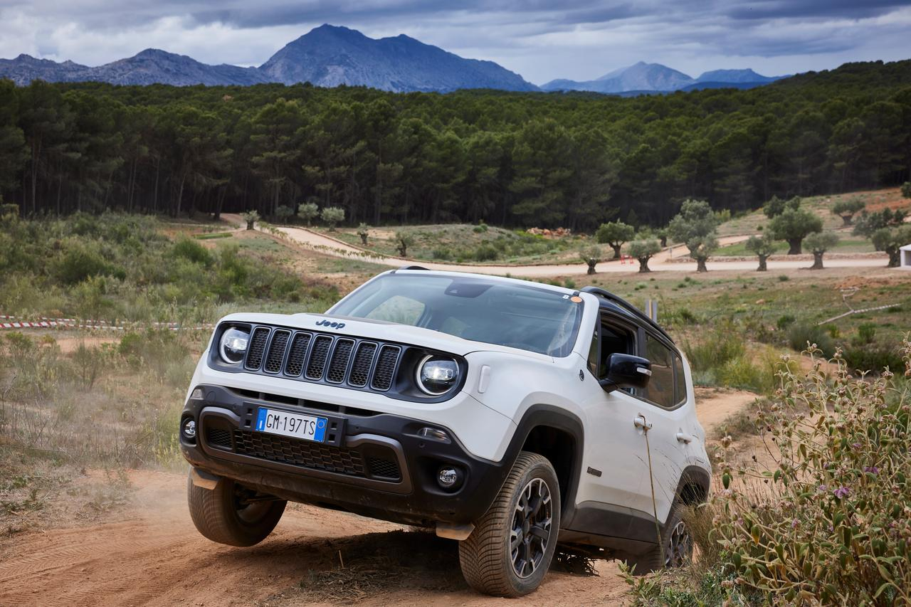 Jeep domina ancora una volta il segmento PHEV in Italia - Motori.it