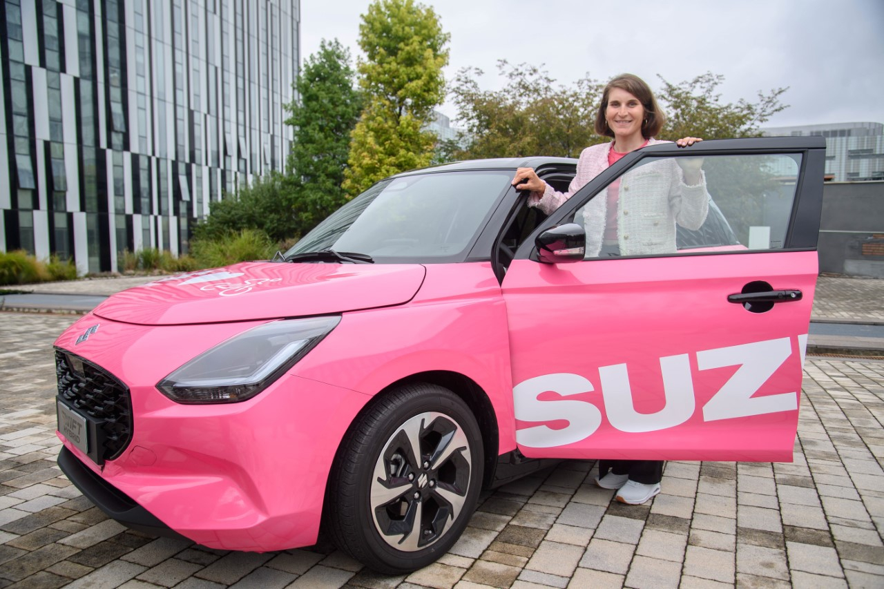 Suzuki Swift Hybrid rosa: l'omaggio alla campionessa del ciclismo ...