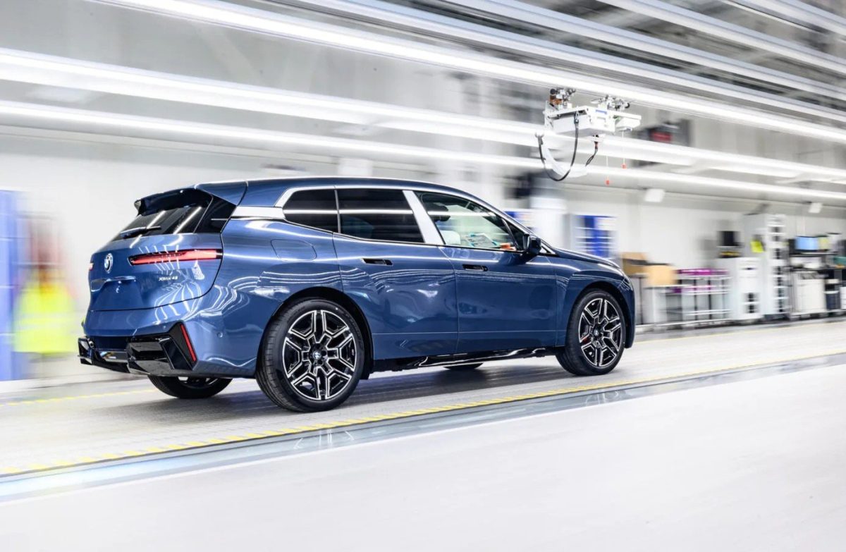 BMW iX, cosa porta in serbo il restyling del SUV alla spina