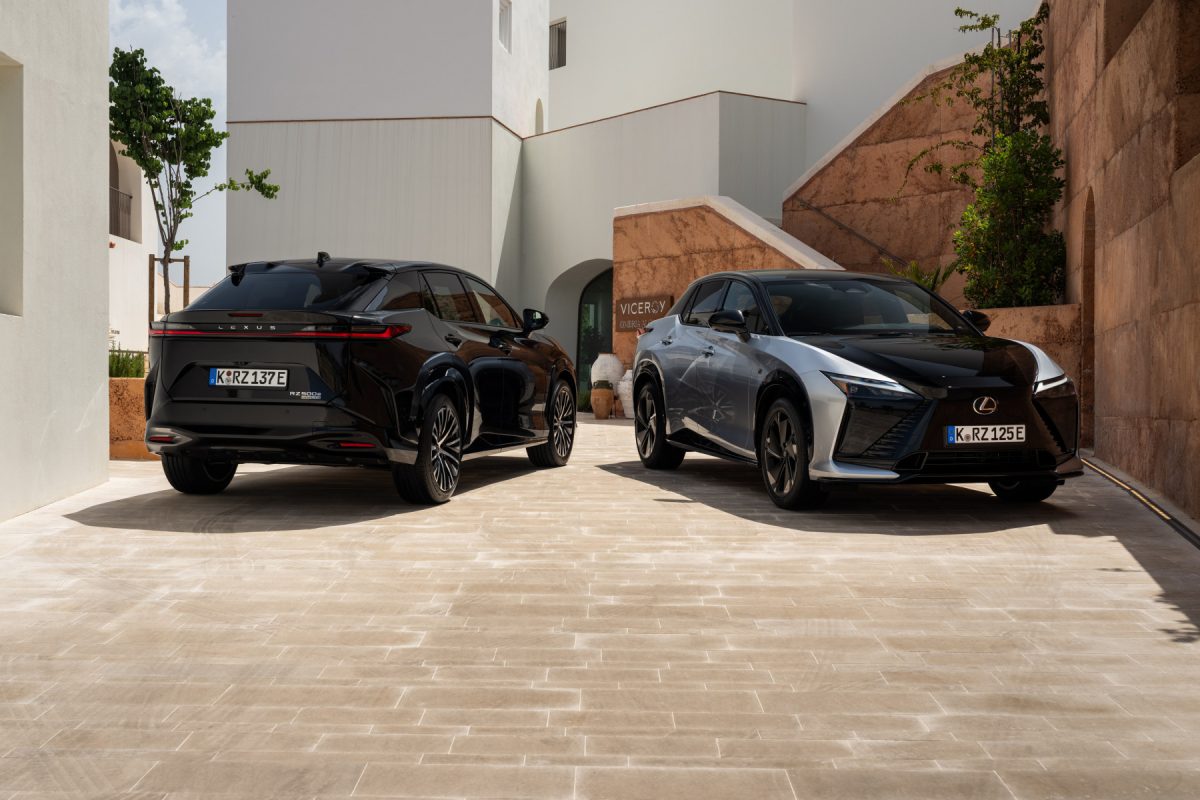 Lexus RZ 2025: rivoluzione elettrica e tecnologia all'avanguardia