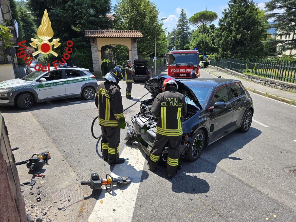 Renault 5 finisce contro un muro, intervengono i pompieri per paura delle fiamme