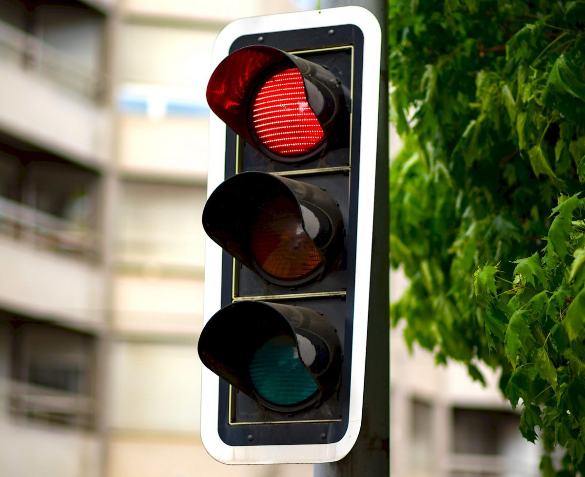 Semafori intelligenti: come l’AI sta rivoluzionando il traffico urbano