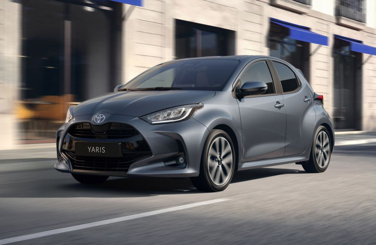Toyota Yaris 2026: tutte le versioni, dotazioni e prezzi per l'Italia