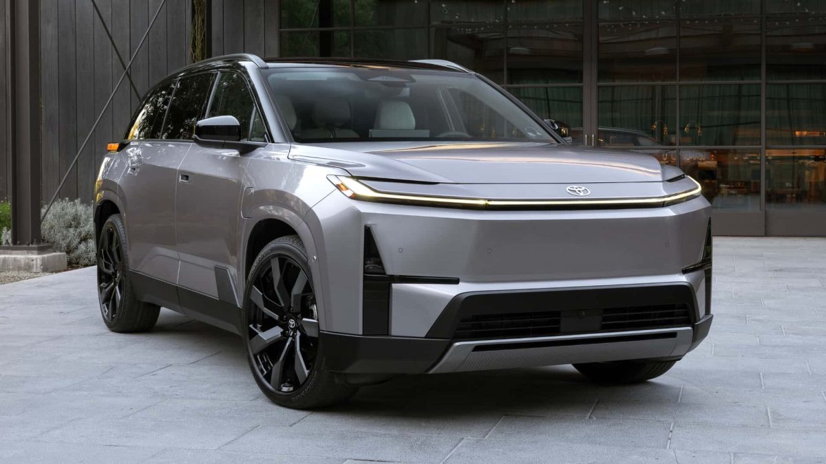 Highlander EV 2027: SUV a 7 posti Toyota da 515 km di autonomia